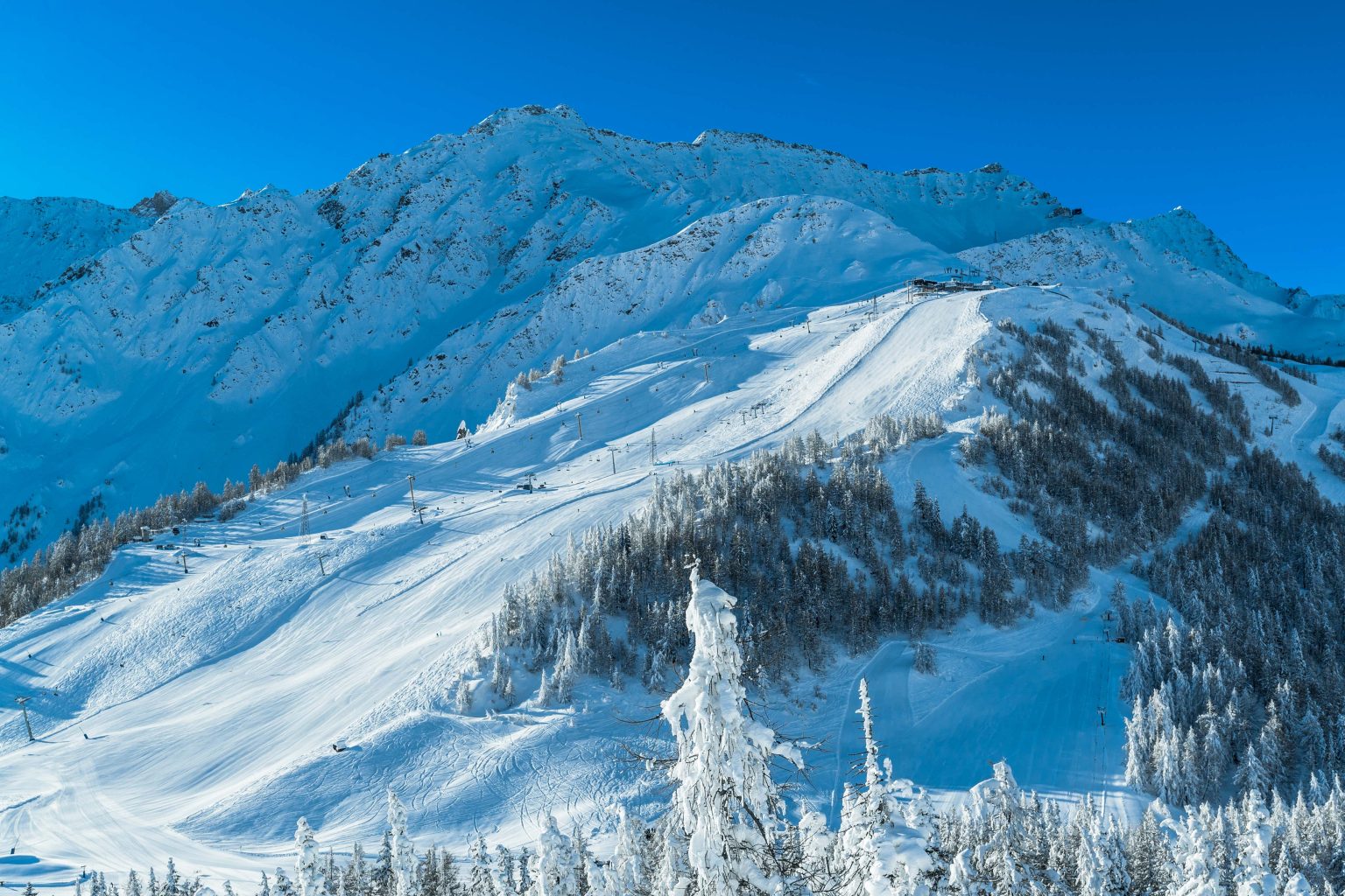 Skiing - Courmayeur Mont Blanc Funivie